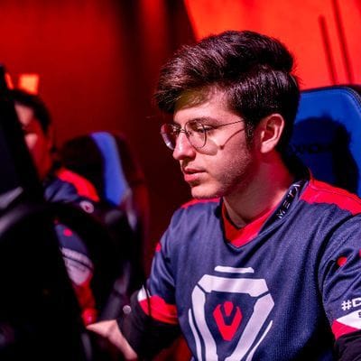 Valorant: Zombs in-game graphics and crosshair settings.