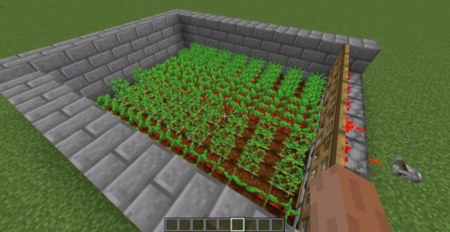 How to build an auto-harvest survival farm in Minecraft