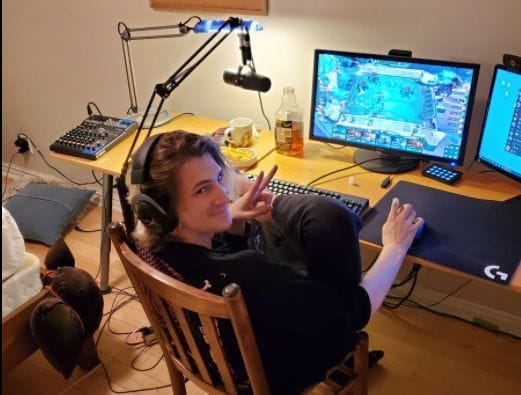 xQc mimicking Pokimane's room tour is the best thing on the Internet today