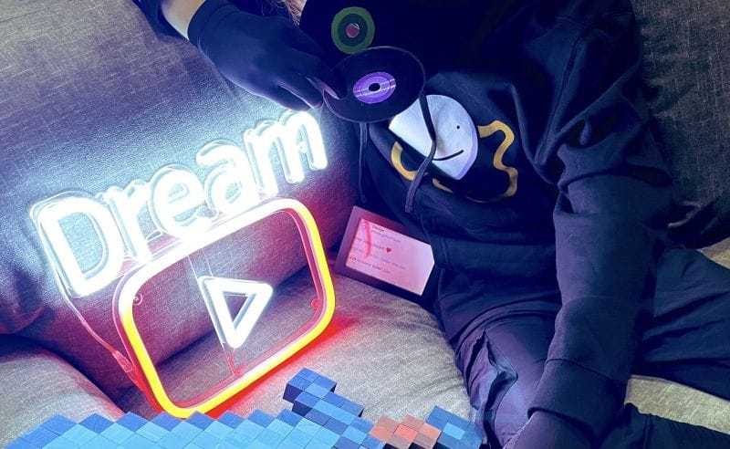 Streamers react after Minecraft Streamer Dream posts another picture of ...