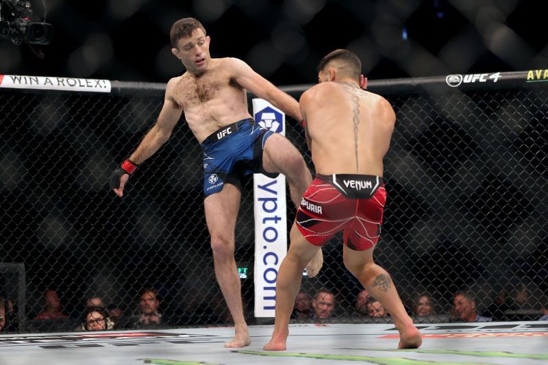 5 UFC stars with an awkward fighting style