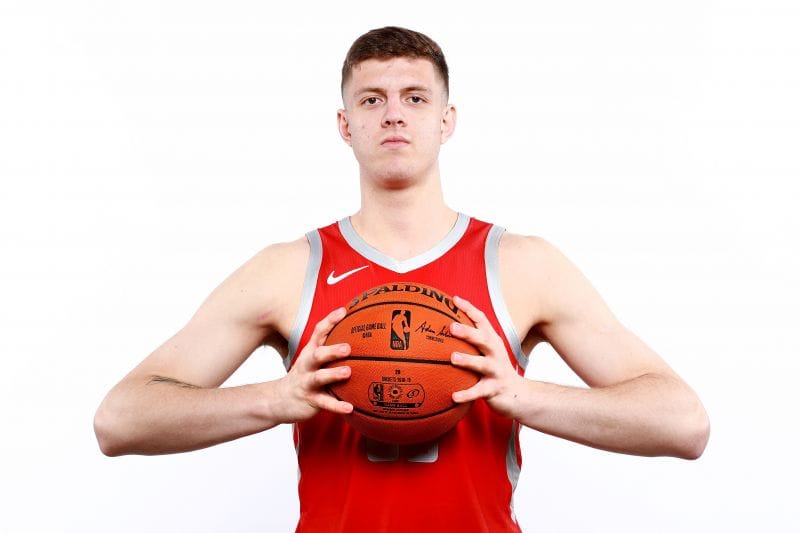 Who is Isaiah Hartenstein? Looking at the free agent center who signed ...