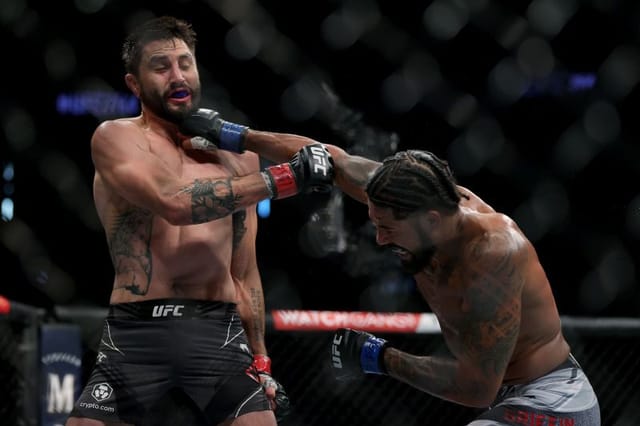 What happened in Carlos Condit's last fight?
