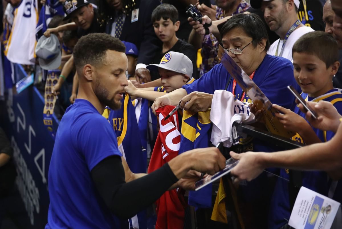 Watch: Steph Curry plays 'Rock, Paper, Scissors' with a young fan on ...