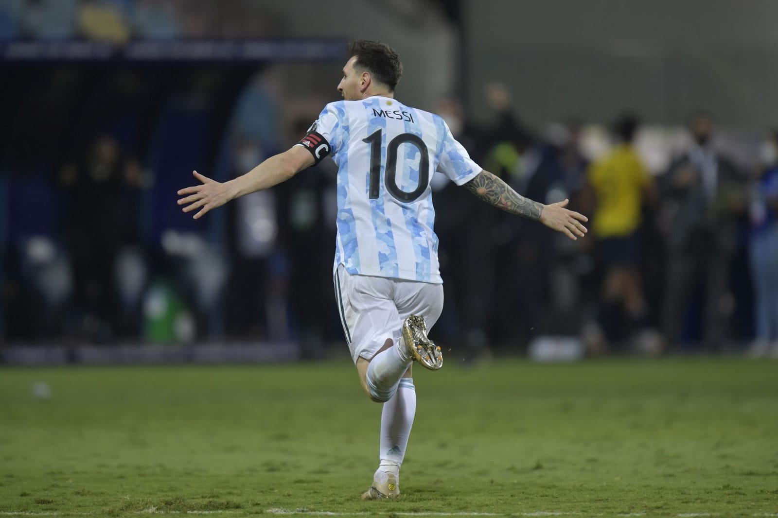 Ranking the 10 greatest football players of all time