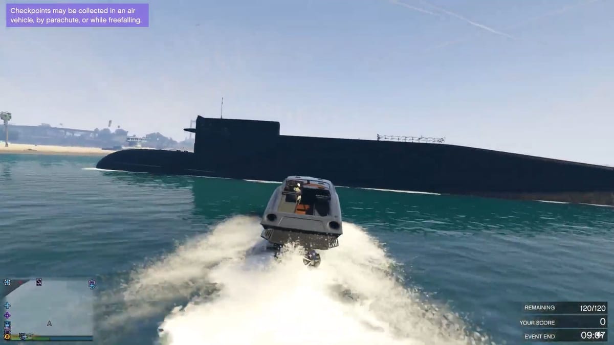 GTA Online player stylishly docks his Longfin on a Kosatka