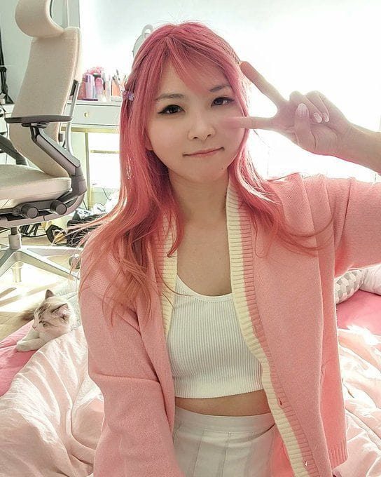 Twitch streamer Yvonnie messes up big time as she drops her phone into ...