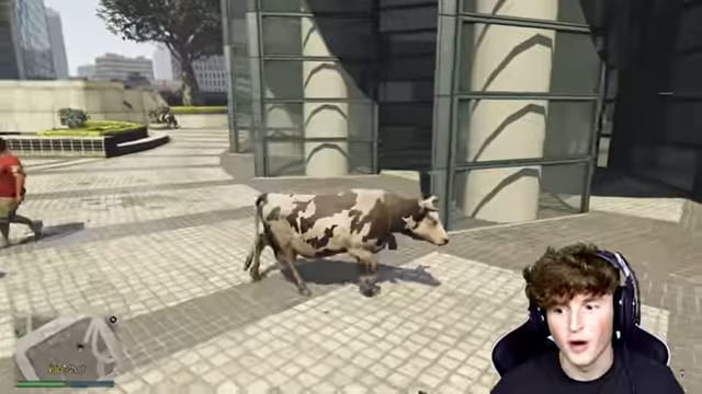 Streamer Caylus pretends to be a pet in GTA 5 using mods