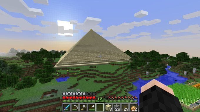 5 best Minecraft builds using gold (2022)