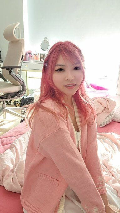 Twitch streamer Yvonnie messes up big time as she drops her phone into ...