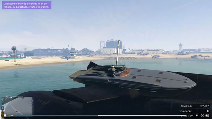 GTA Online player stylishly docks his Longfin on a Kosatka