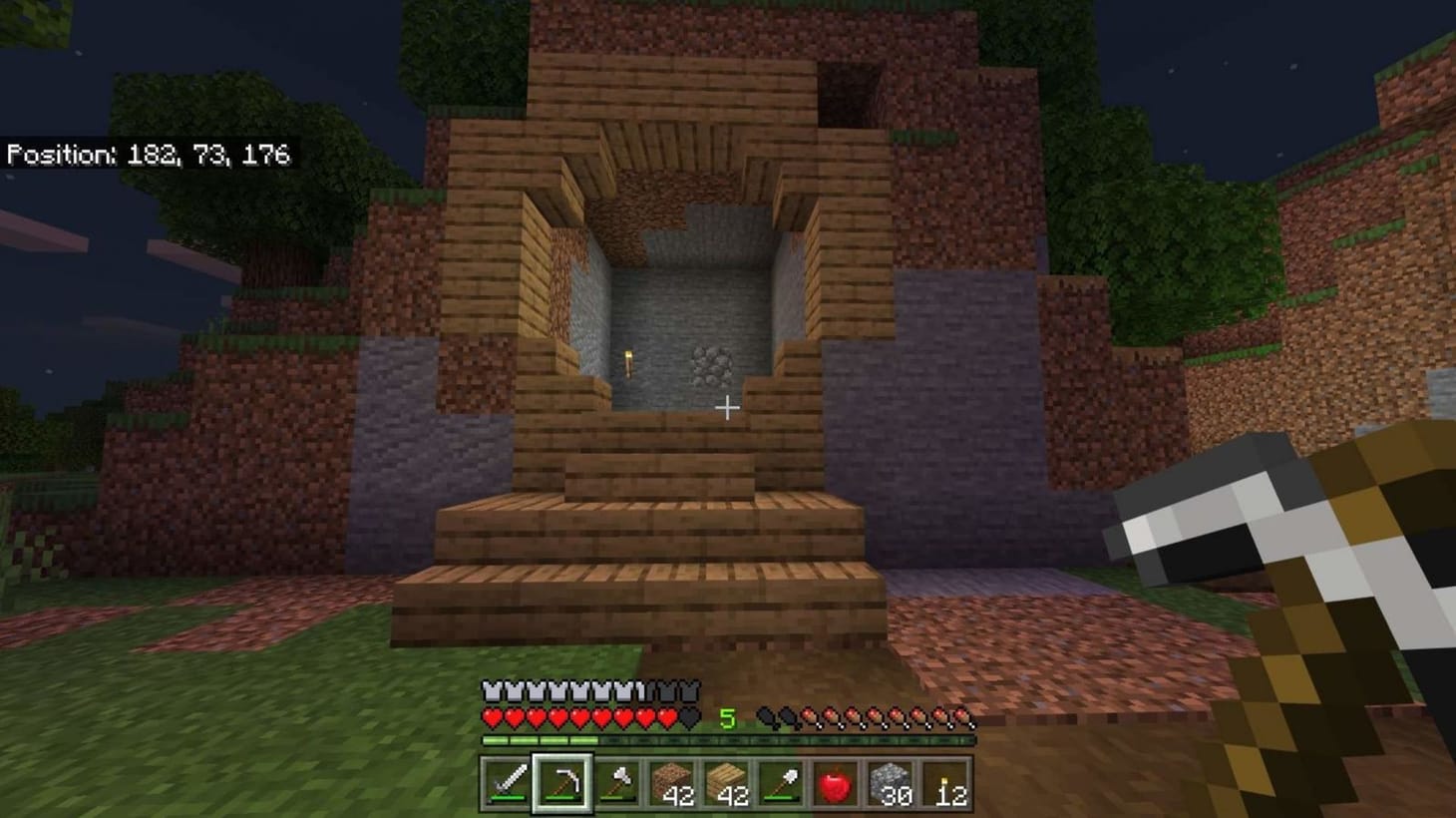 How to build a hobbit hole in Minecraft 1.18