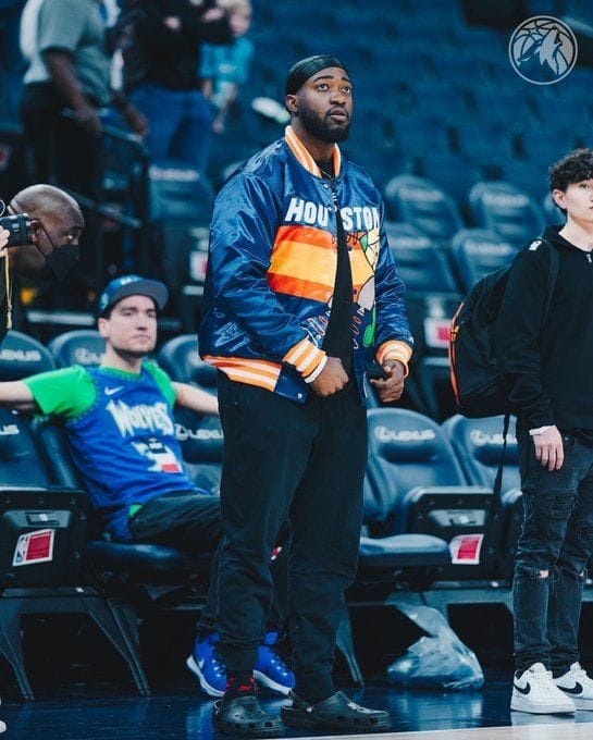 YouTuber JiDion spotted getting a haircut courtside at an NBA game