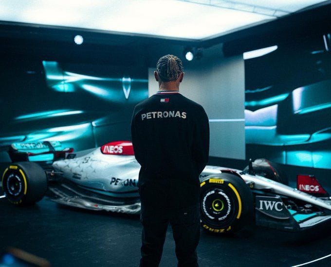 Lewis Hamilton takes to the simulator before 2022 F1 season opener