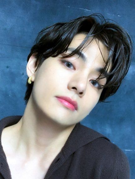 Plastic surgeons praise BTS' V for his symmetrical face and charming ...