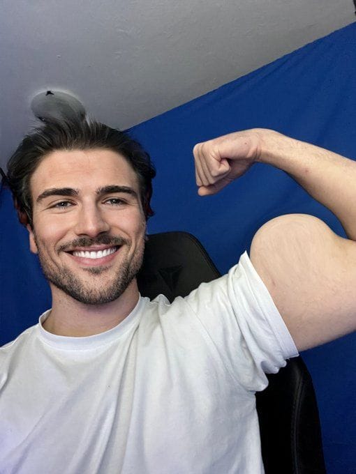Pokimane fires shots at influencers who set "unrealistic standards" for ...