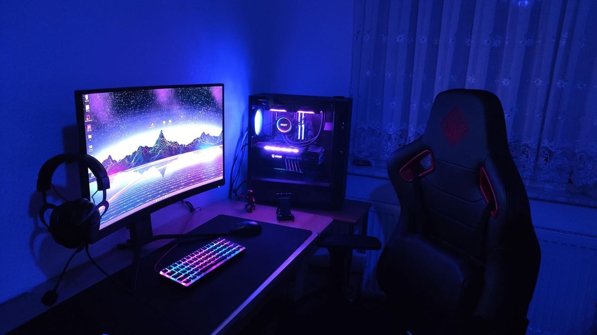 How to organize your gaming desk