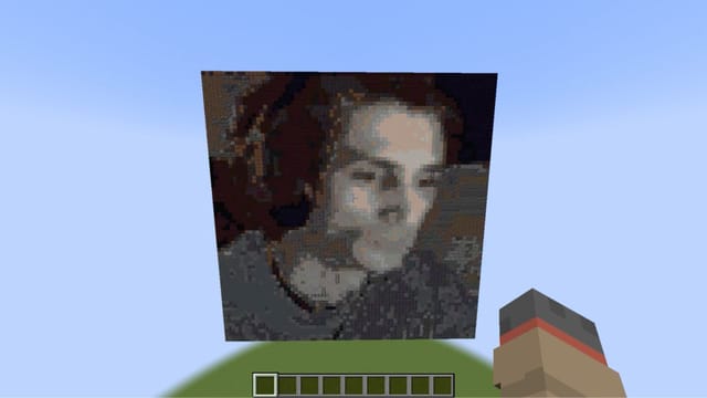 Minecraft player creates moving gif using command blocks