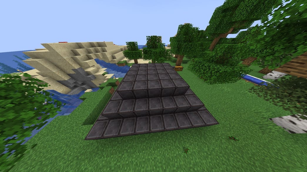 How to build a 4-layer beacon pyramid in Minecraft