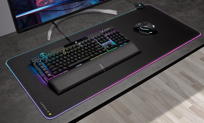 How to organize your gaming desk