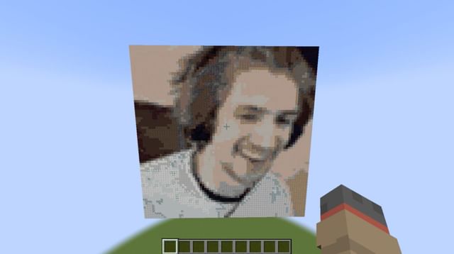 Minecraft player creates moving gif using command blocks