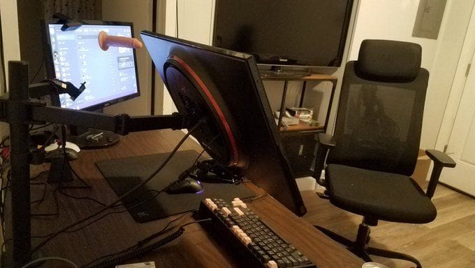 How to organize your gaming desk