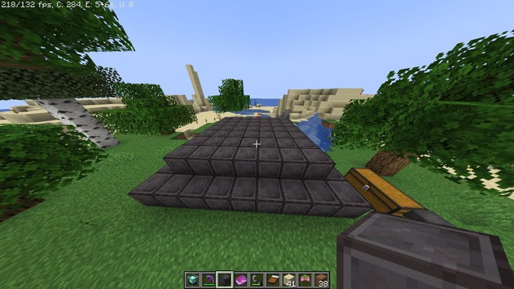 How to build a 4-layer beacon pyramid in Minecraft