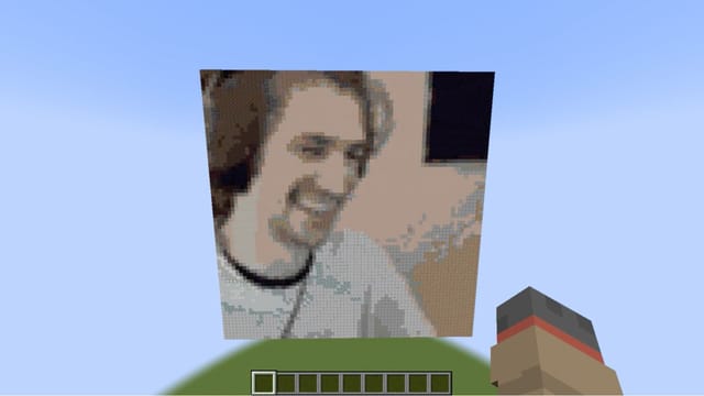 Minecraft player creates moving gif using command blocks