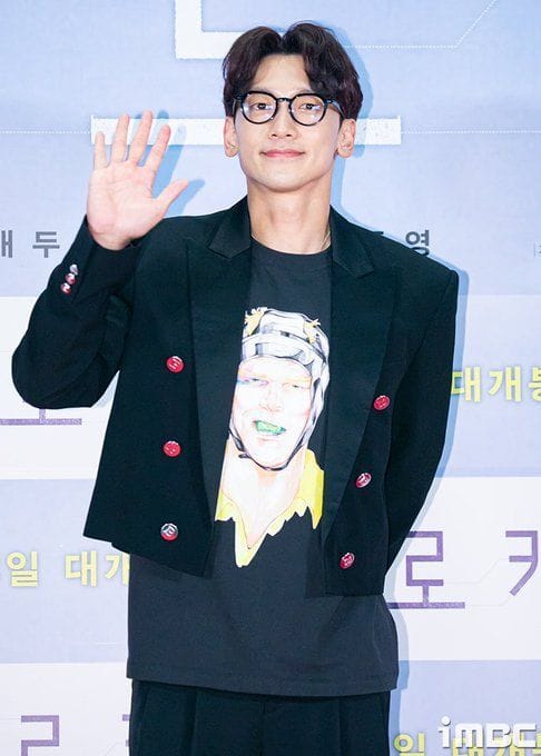 BTS’ V dazzles at the VIP premiere of Broker with elegant charms