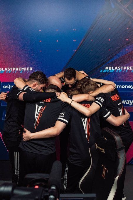 Watch: mONESY pulls off the most insane clutch in Counter Strike