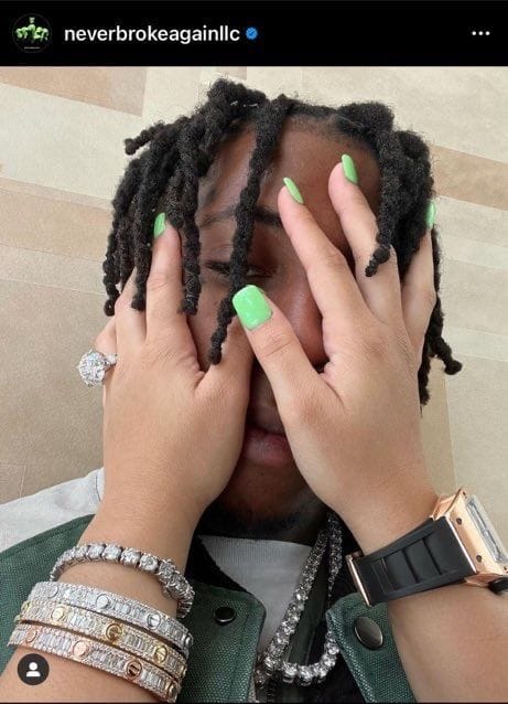 Drake appears to photoshop Addison Rae's hand on his head, leaves ...