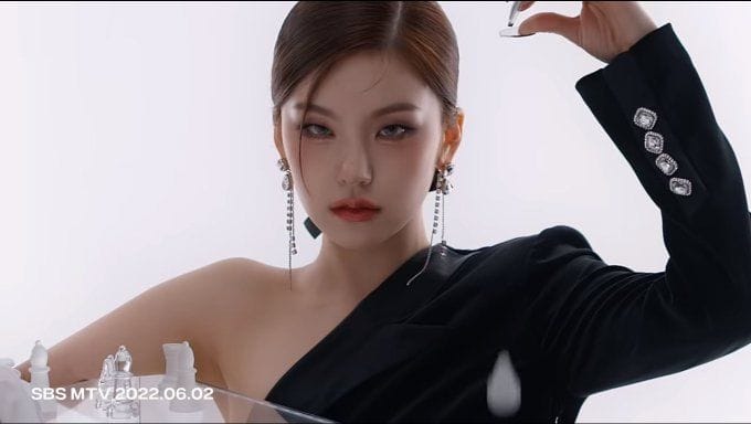 Watch: ITZY unleashes their chic personas for CHECKMATE comeback ...