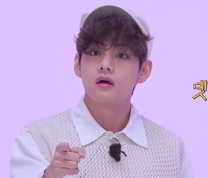 ARMYs floored by BTS' brilliant idea of handing out pink roses as gifts ...