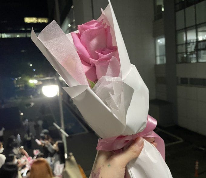 ARMYs floored by BTS' brilliant idea of handing out pink roses as gifts ...