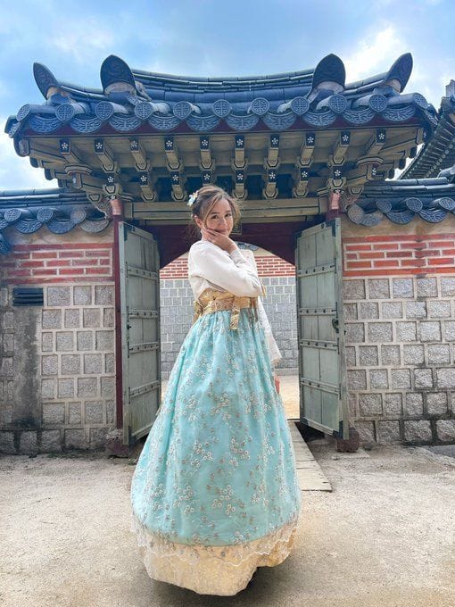 Pokimane shows off stunning traditional outfit for her last day in Korea