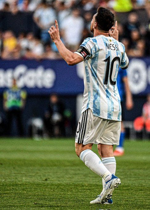 PSG star Lionel Messi mobbed by fans at the airport as he returns to ...