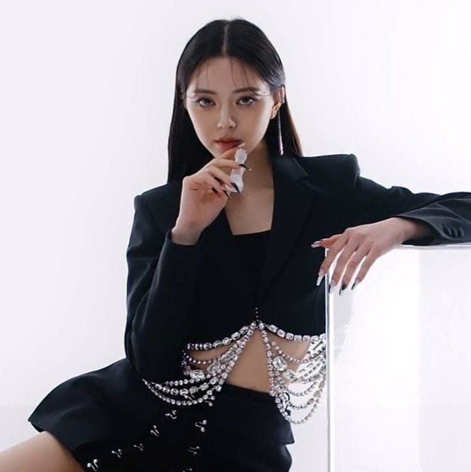 Watch: ITZY unleashes their chic personas for CHECKMATE comeback ...