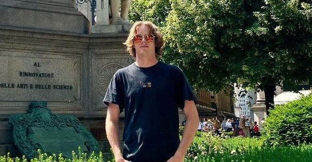 Where does Daniel Mac live?