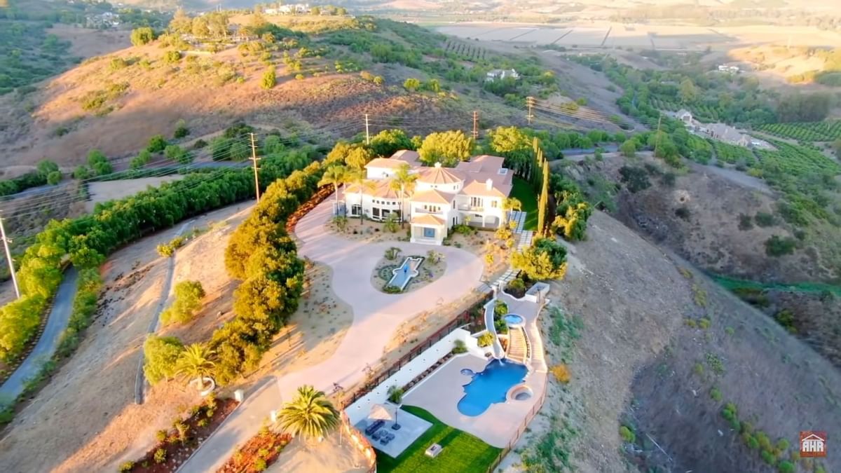 Where does Lil Huddy Live?