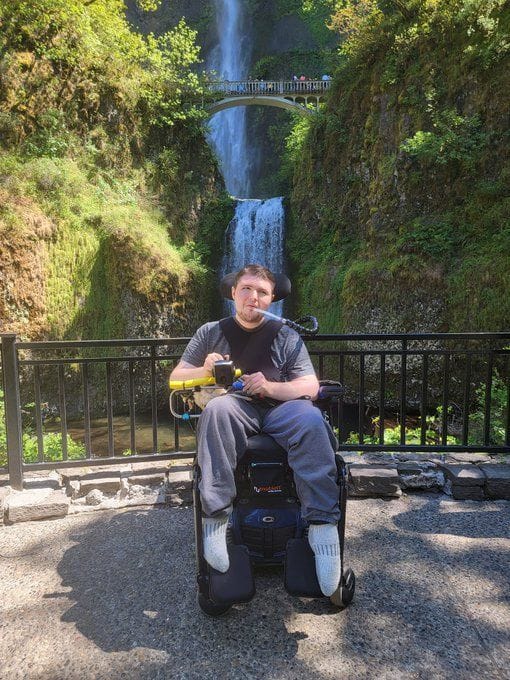 Disabled streamer shares travel pictures on Twitter and thanks Mizkif ...