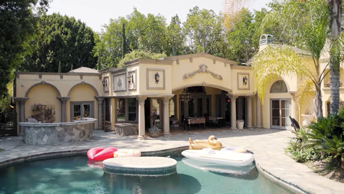 Where does Lil Huddy Live?