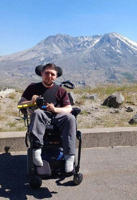 Disabled streamer shares travel pictures on Twitter and thanks Mizkif ...