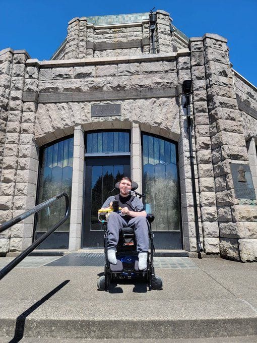 Disabled streamer shares travel pictures on Twitter and thanks Mizkif ...