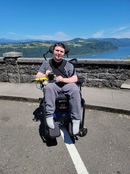 Disabled streamer shares travel pictures on Twitter and thanks Mizkif ...