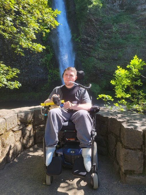 Disabled streamer shares travel pictures on Twitter and thanks Mizkif ...