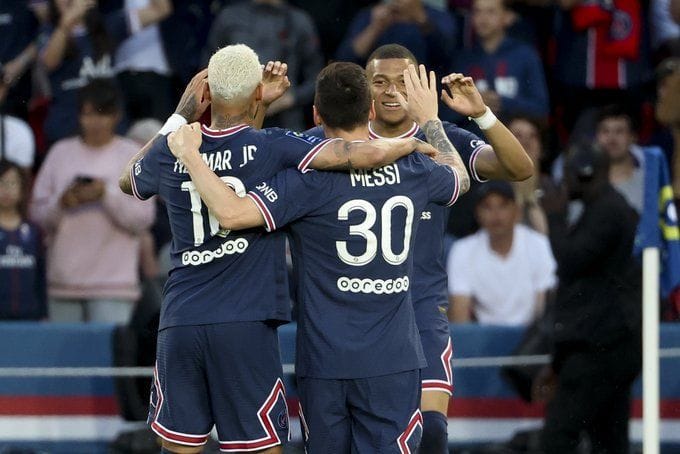 Twitter explodes as Lionel Messi bags two assists in PSG's 3-0 win over ...