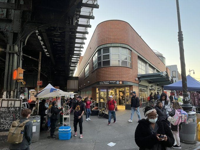 WATCH: Video shows man being shoved on Brooklyn subway tracks in random ...