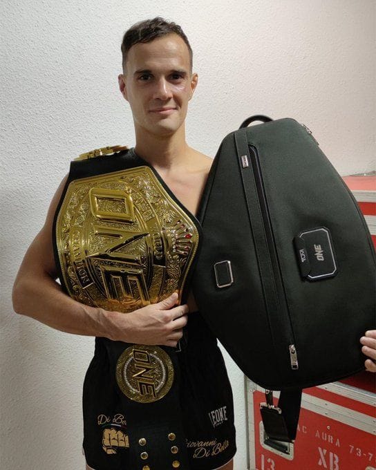 Jonathan Di Bella shocks Zhang Peimian to win by unanimous decision ...