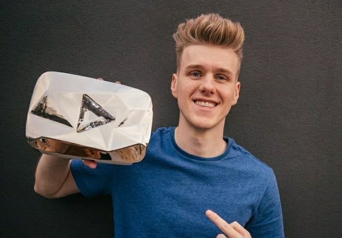 How much is Lachlan's Net Worth as of 2022?