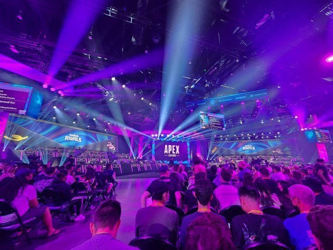 Twitch streamer LuluLuvely makes an epic outplay at Twitch Rivals: Apex ...
